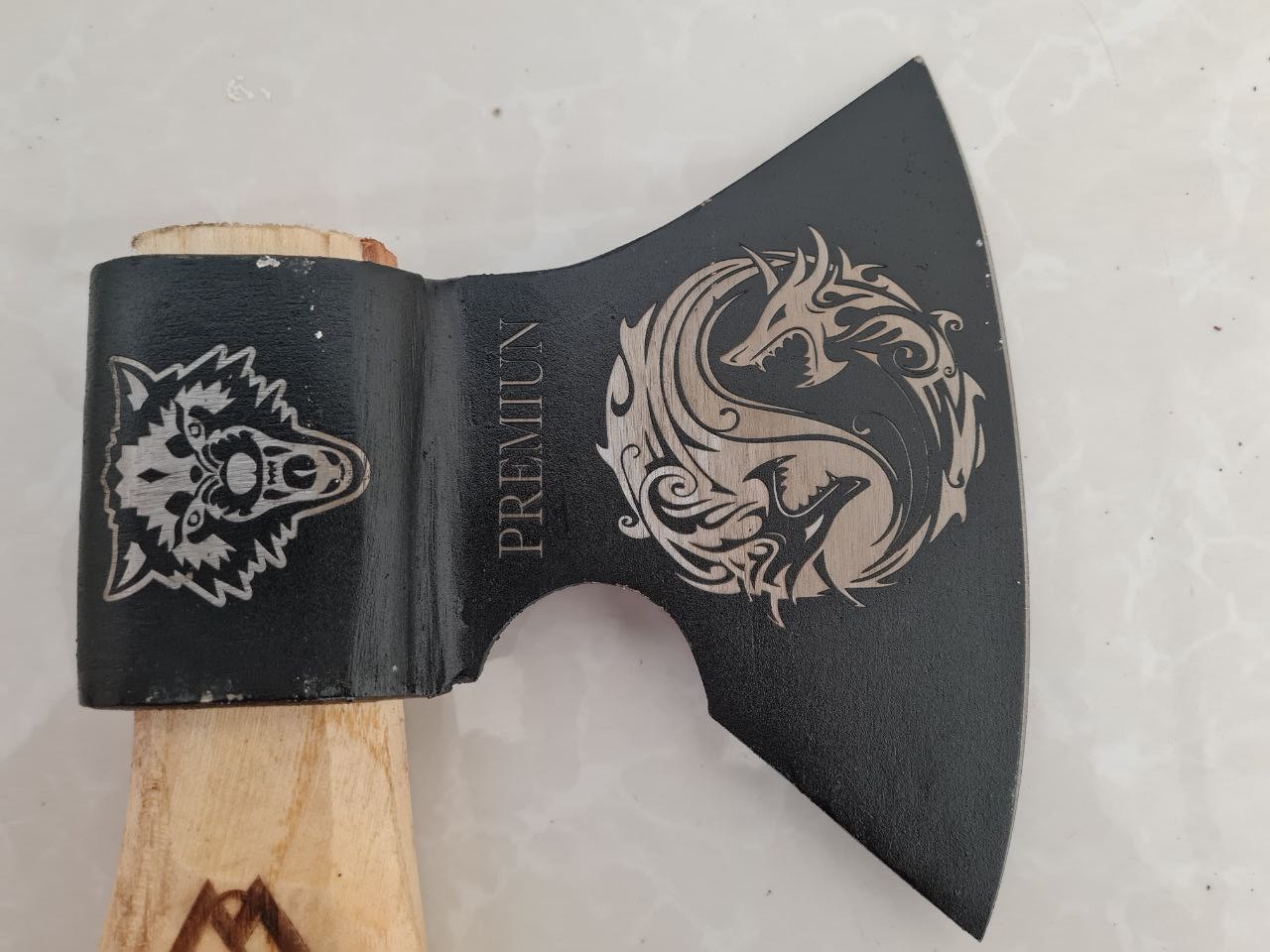 تبر دسته چوبی ۶۰ سانت با طرح گرگ مدل Axe 003 - تبر وایکینگ